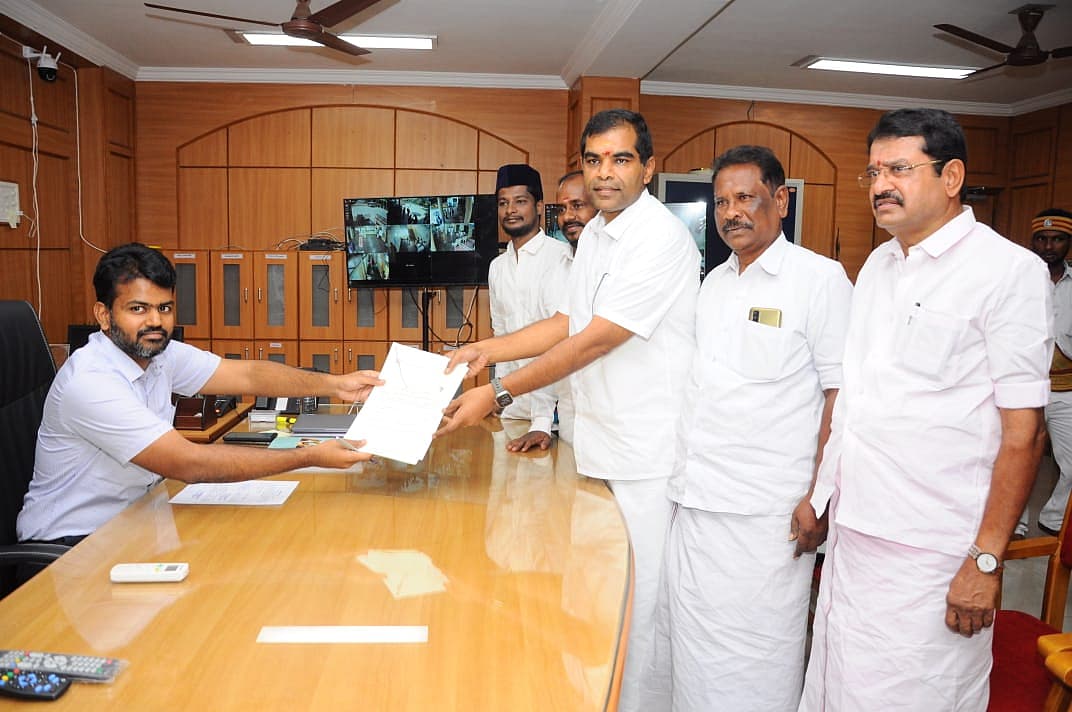 aatral ashok kumar; admk; அமெரிக்காவில் கல்வி, பணி; சொத்து மதிப்பு ரூ ...