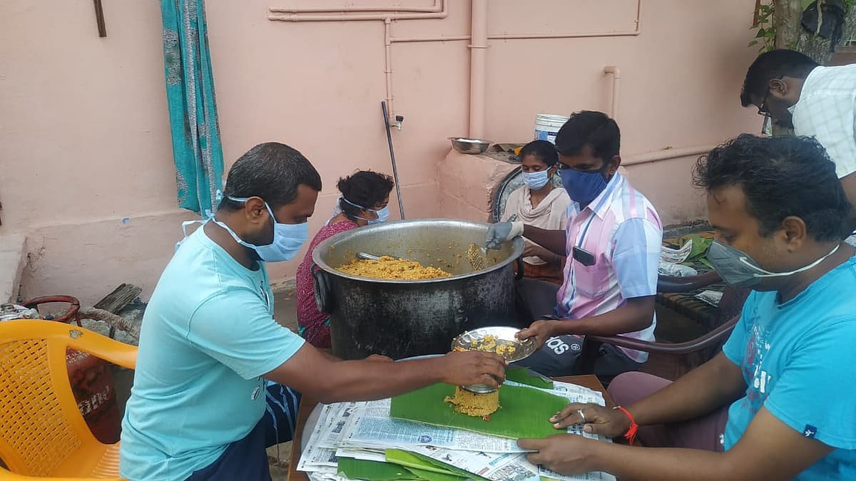 அக்கம் பக்கத்தினர் இணைந்து ஆதரவற்றோருக்கு உதவி.. களமிறங்கிய கோவை மக்கள் ...