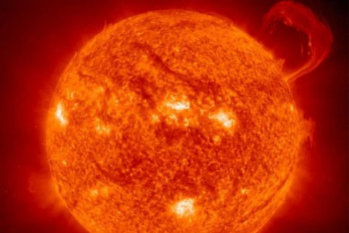 சூரியனில் இருந்து தொடர் தாக்குதல்! ரேடியோ சேவைகள் முடக்கம் | sunspot ...