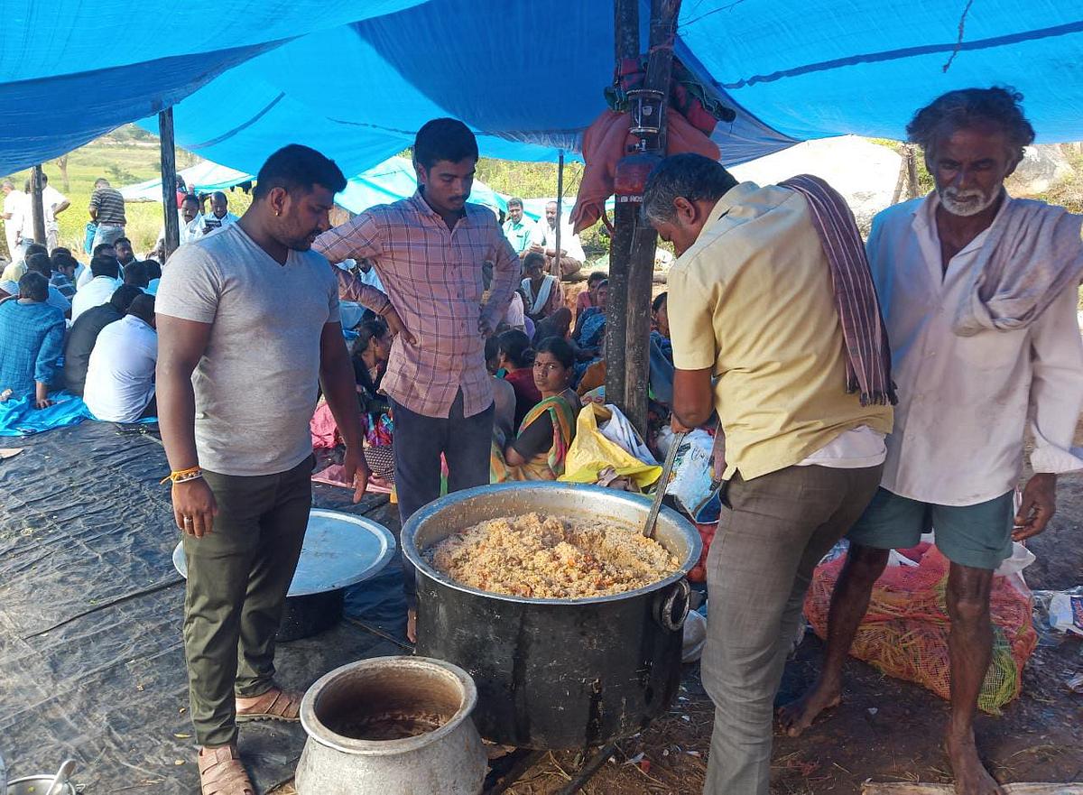 ``குவாரிகளோட அத்துமீறலால வாழவே முடியலை..." - கிராமத்தைவிட்டு வெளியேறிய ...