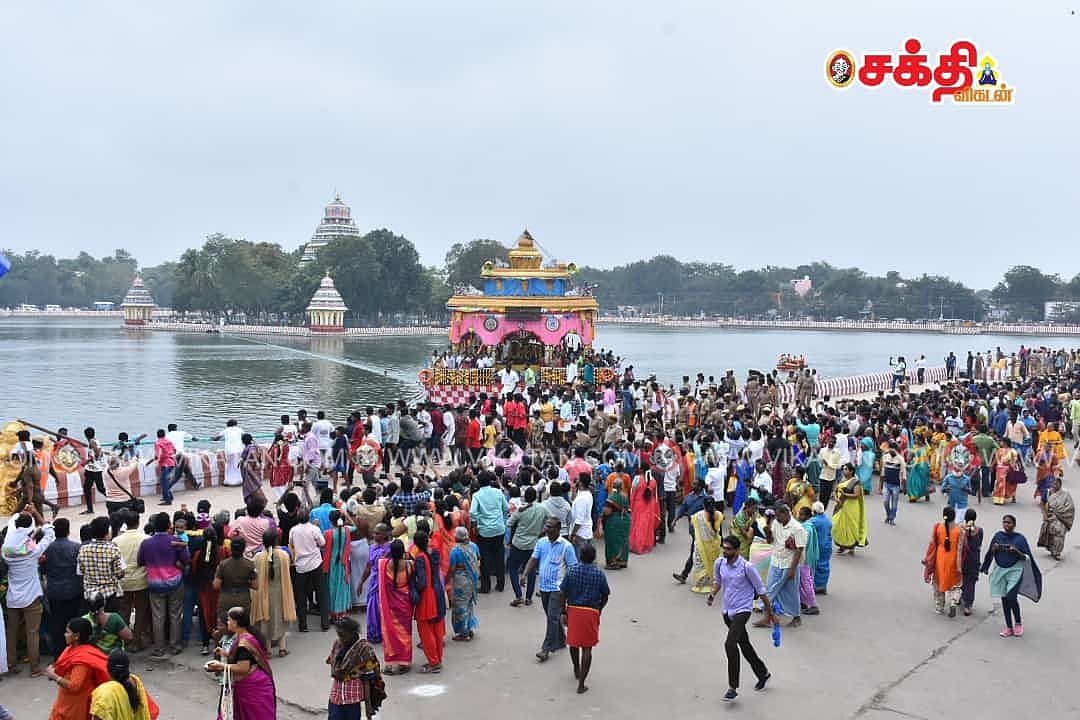 மதுரை : கடல் போன்ற கூட்டத்தில் மீனாட்சியம்மன் தெப்பத்திருவிழா ...