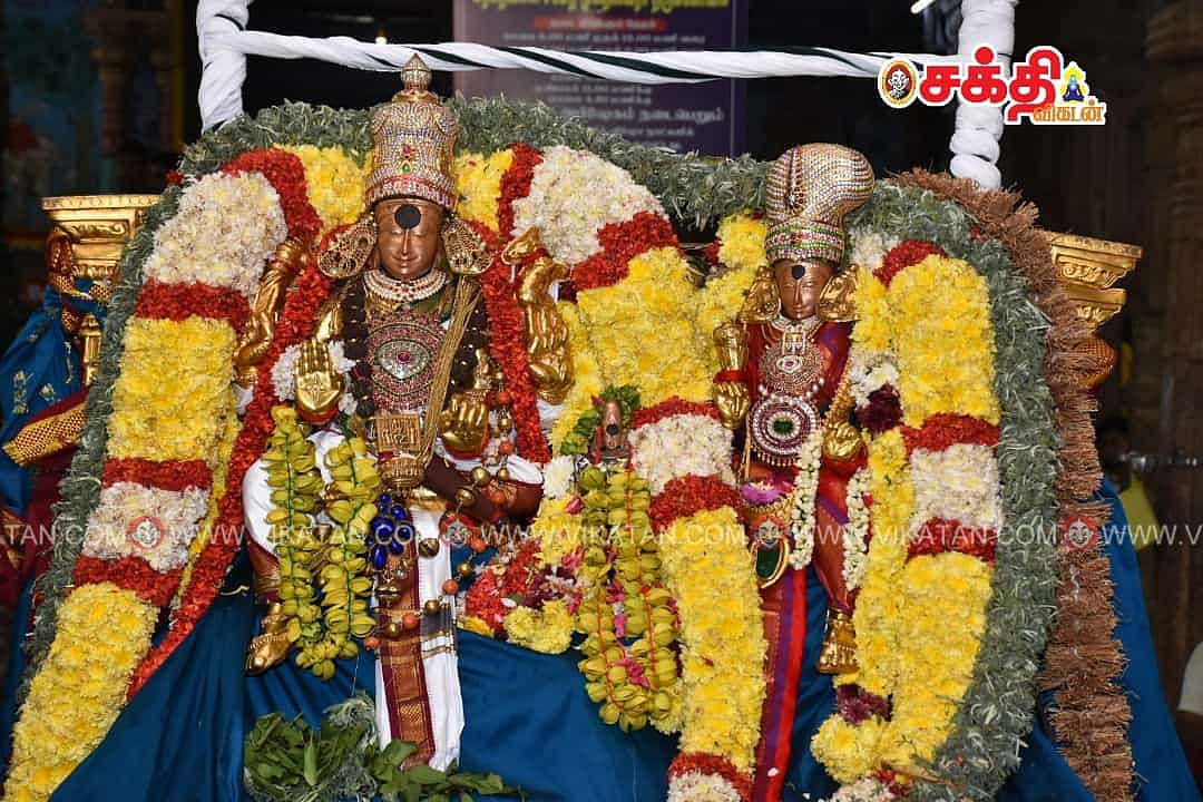 மதுரை : கடல் போன்ற கூட்டத்தில் மீனாட்சியம்மன் தெப்பத்திருவிழா ...