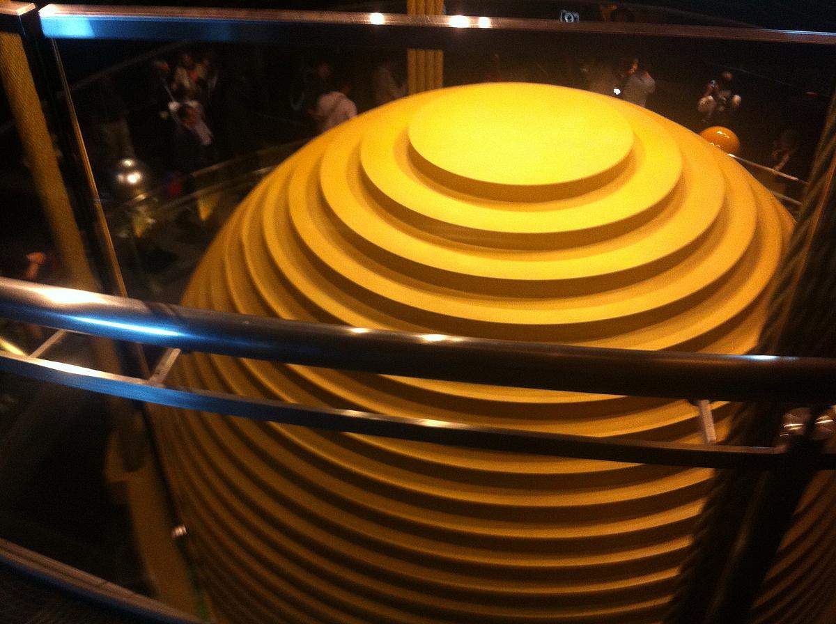 Taiwan: 660 டன் எடை; பயங்கர நிலநடுக்கத்திலும் உயரமான கட்டடத்தைக் காத்த ...