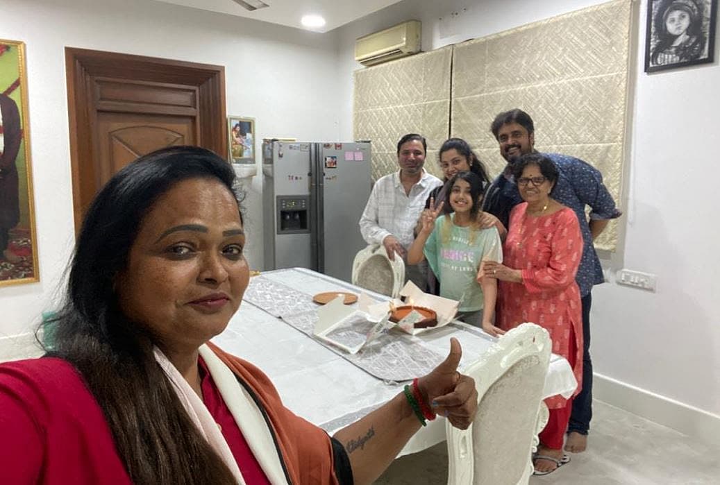 "மீனா தன் நடக்கமுடியாத மாமியாரை அம்மா மாதிரி பார்த்துக்கிறா! அதுக்குக் ...