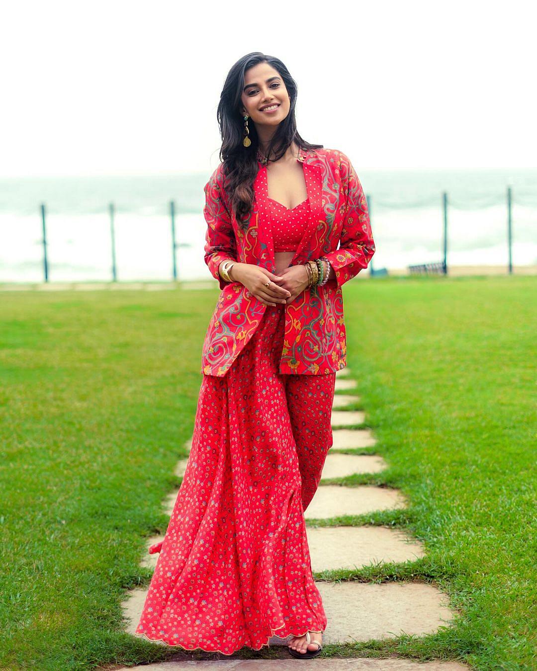 GOAT: வீராங்கனை டு டாப் ஹீரோயின்; விஜய்க்கு ஜோடியான மீனாட்சி சௌத்ரி ...