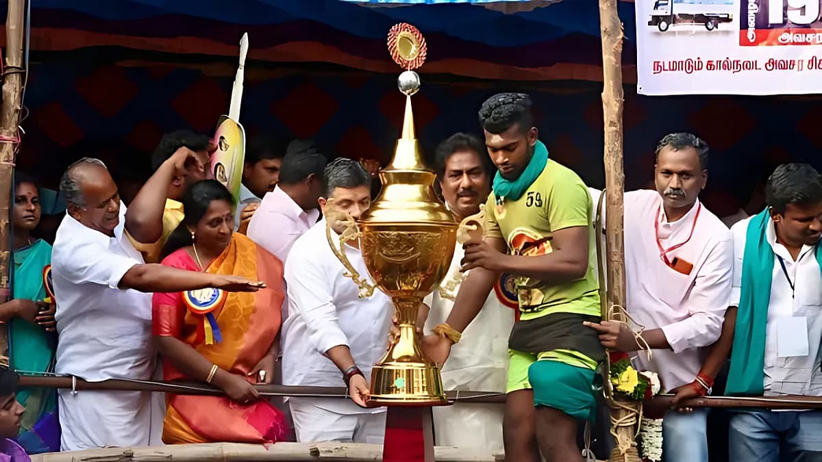 Avaniyapuram Jallikattu 2025 Live: 1,100 Vs 900 - திமிறும் காளைகள் ...