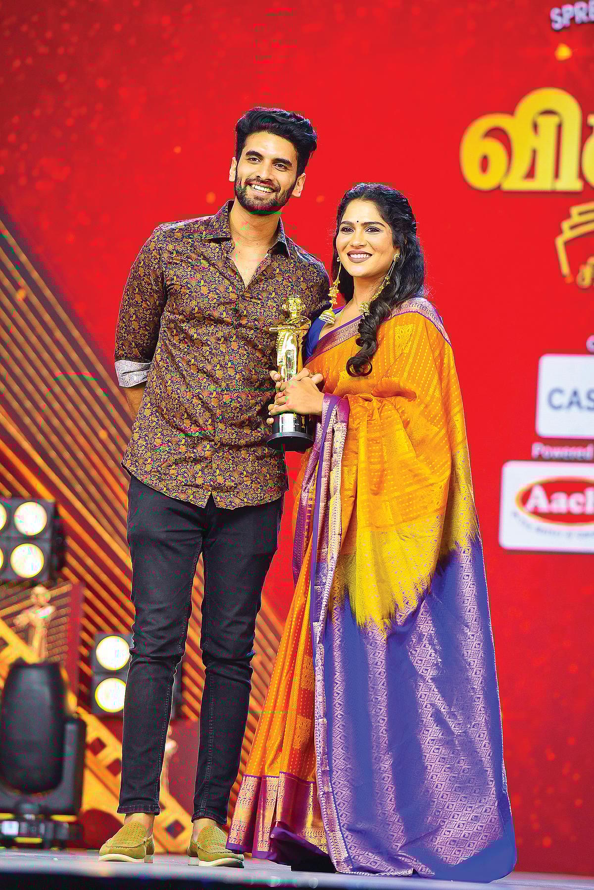 Ananda Vikatan - 25 June 2025 - சினிமா விருதுகள் 2024 - திறமைக்கு மரியாதை | ananda vikatan ...