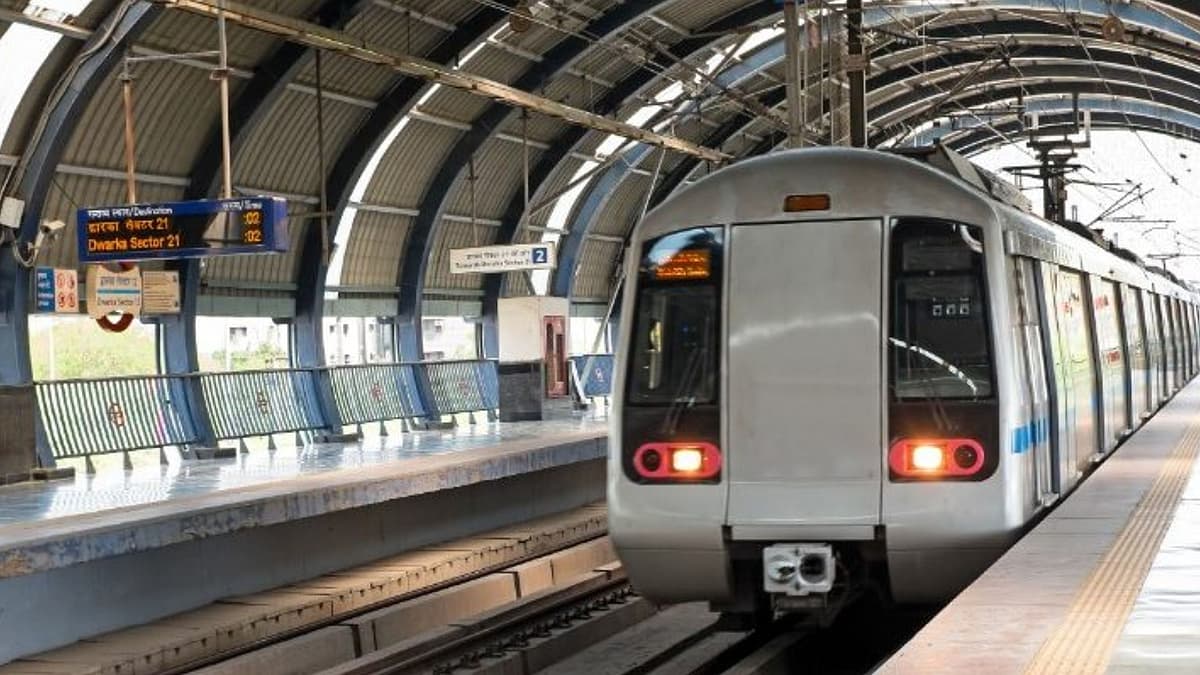 டெல்லி: மெட்ரோ ரயிலில் பாம்பு இருந்ததாக அலறிய பெண்களின் வீடியோ வைரல் ...