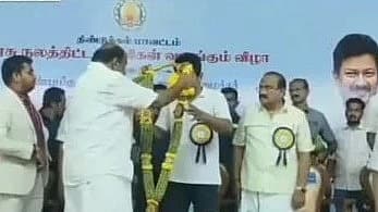 உதயநிதி ஸ்டாலின் காலில் விழுந்த திமுகவின் மூத்த எம்எல்ஏ காந்திராஜன் ...