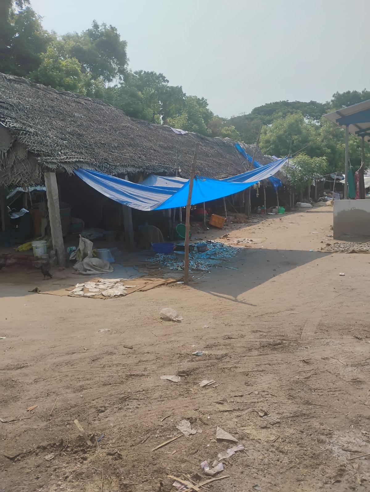 மயிலாடுதுறை: அடிப்படை வசதி கூட இல்லாமல் தவிக்கும் நூற்றாண்டு ...