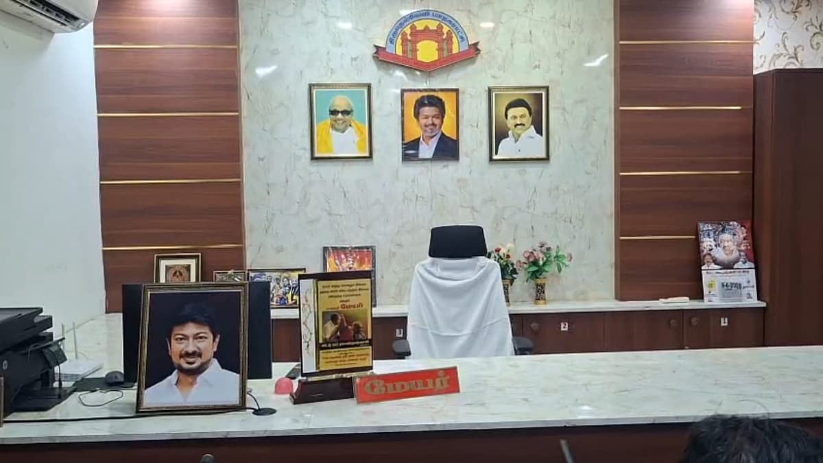நெல்லை: 'விஜய் படத்தின் கீழ் அமர மாட்டேன்!' - இருக்கையை இடமாற்றிய மேயர் ...